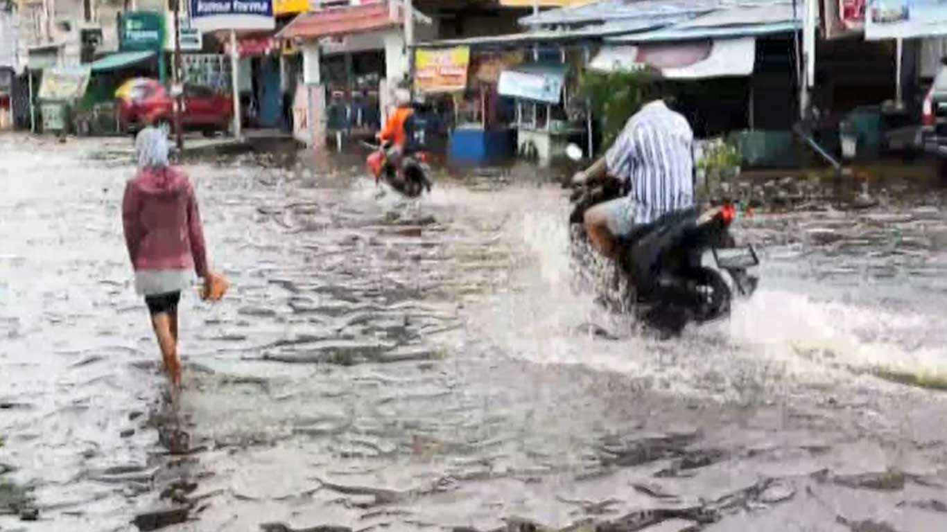 Masalah Klasik Banjir di Pontianak, Hardianto Pertanyakan Kinerja PUPR ... Masalah Klasik Banjir di Pontianak, Hardianto Pertanyakan Kinerja PUPR ...